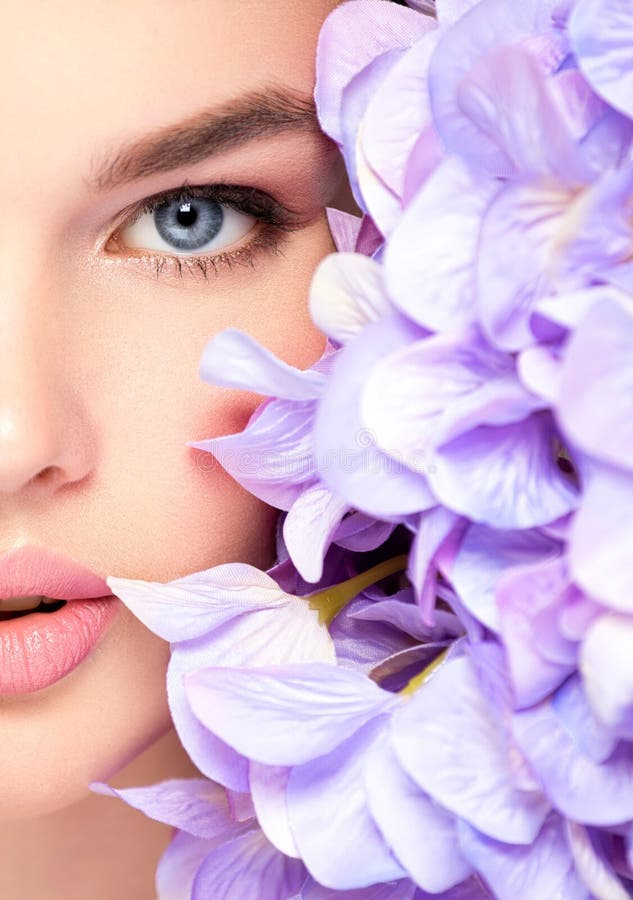 Halb Weibliches Gesicht Mit Blumen Stockfoto - Bild von haut, sauber ...