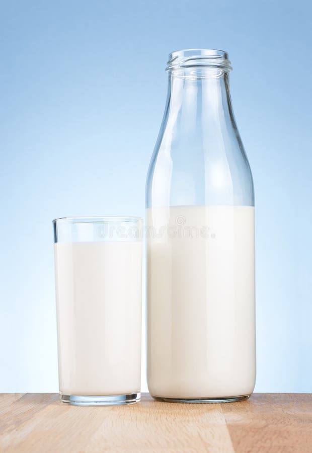 Halbe Milchflasche Und Glas Auf Einem Blau Stockbild - Bild von sahne ...