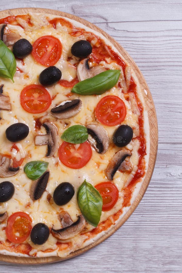 Halbe Pilzpizza Mit Oliven, Tomaten Und Basilikum Stockbild - Bild von ...