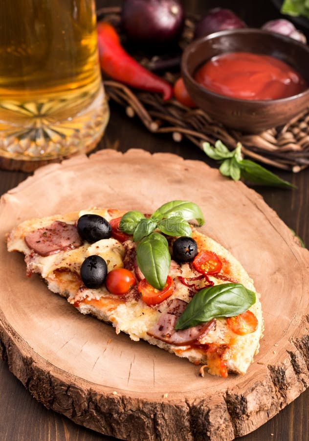 Halbe Pizza stockbild. Bild von nahrung, italienisch - 21092913