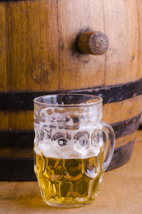 Halb leeres Glas Bier stockbild. Bild von schwarzes, braun - 77014179