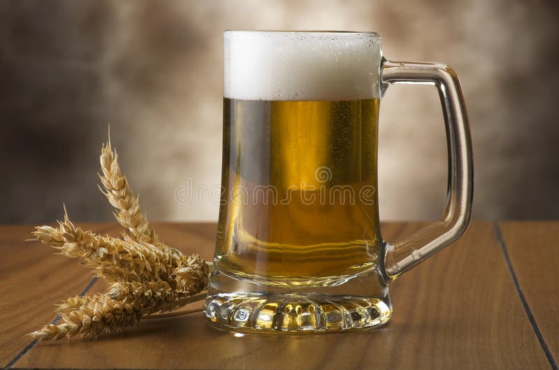 Becher Bier stockbild. Bild von schaum, nachricht, braun - 32826007