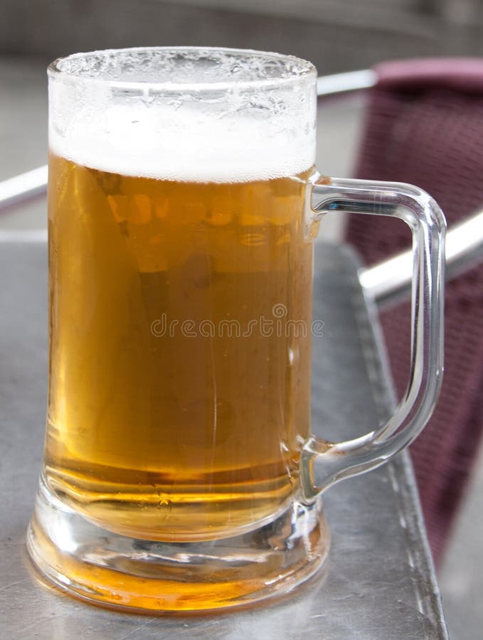 Halbes Liter Bier stockfoto. Bild von erfrischung, schaum - 35355332