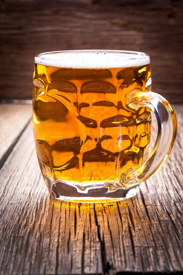 Halbes Liter Bier Auf Einem Holztisch Stockfoto - Bild von schaumgummi ...