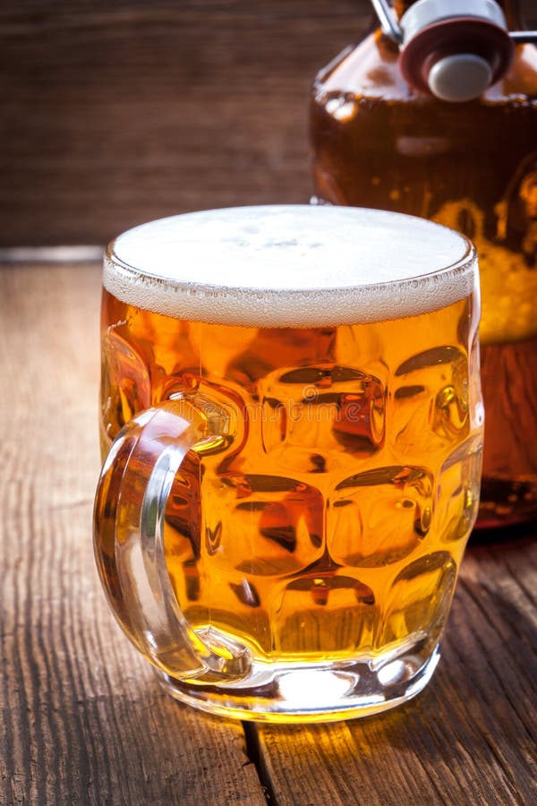 Halbes Liter Bier Auf Einem Holztisch Stockfoto - Bild von dunkel ...