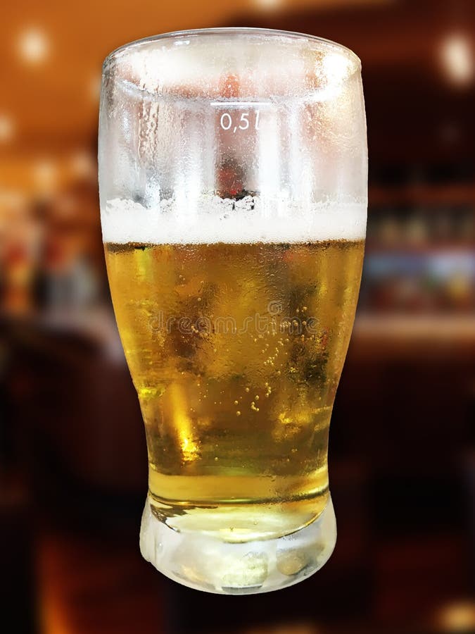 Halbes Liter ein Bier stockfoto. Bild von schaumgummi - 91074940