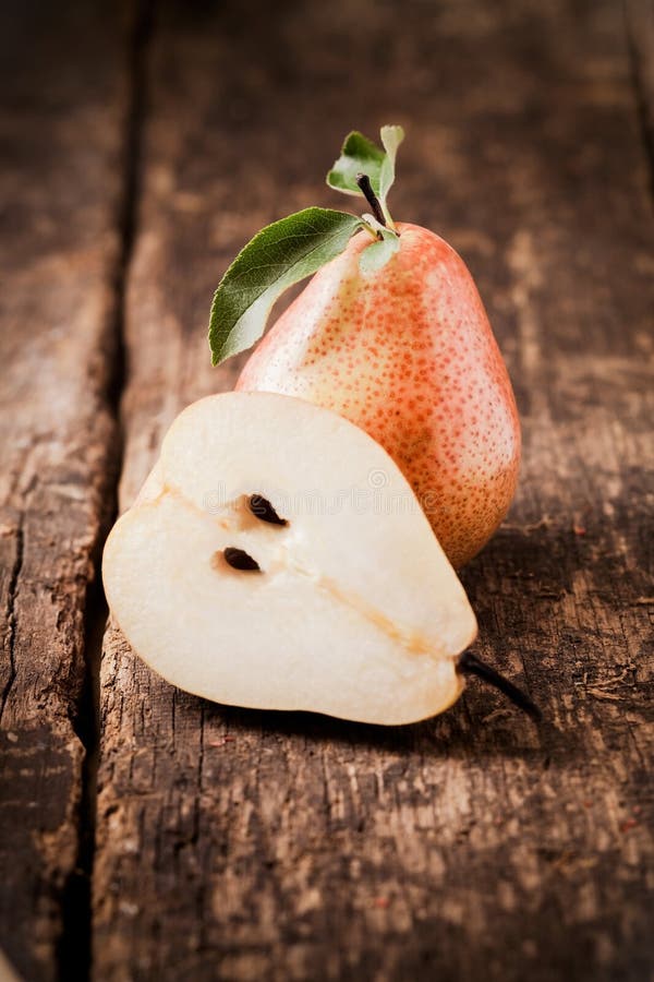 Halbierte Frische Saftige Birne Stockbild - Bild von saftig, grün: 26007125