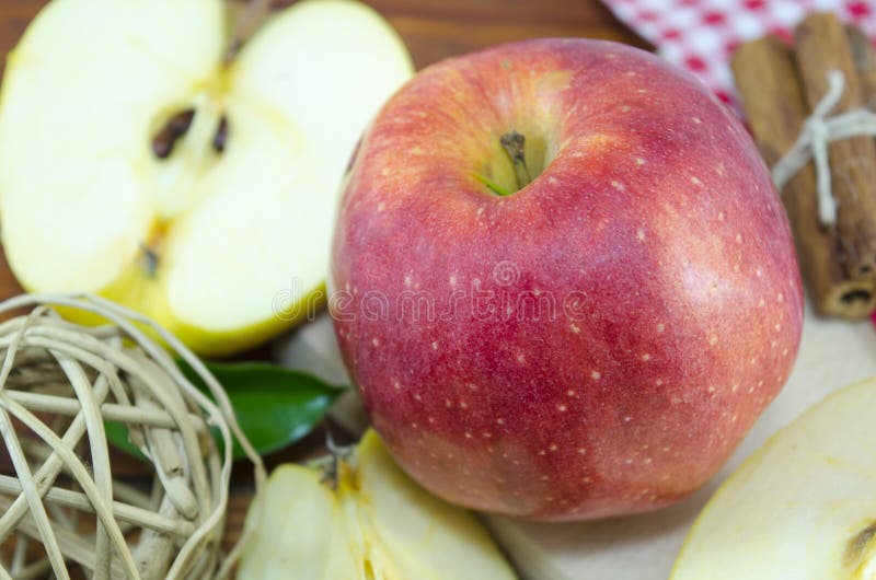 Halbierter Und Ganzer Apfel Stockfoto - Bild von blatt, gebildet: 55549324