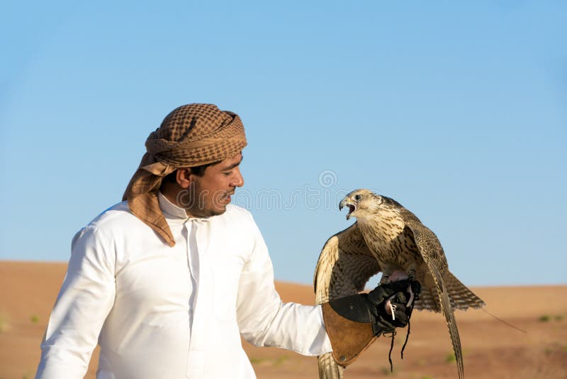 Hombre árabe Con El Halcón En Abu Dhabi International Hunting Y La ...
