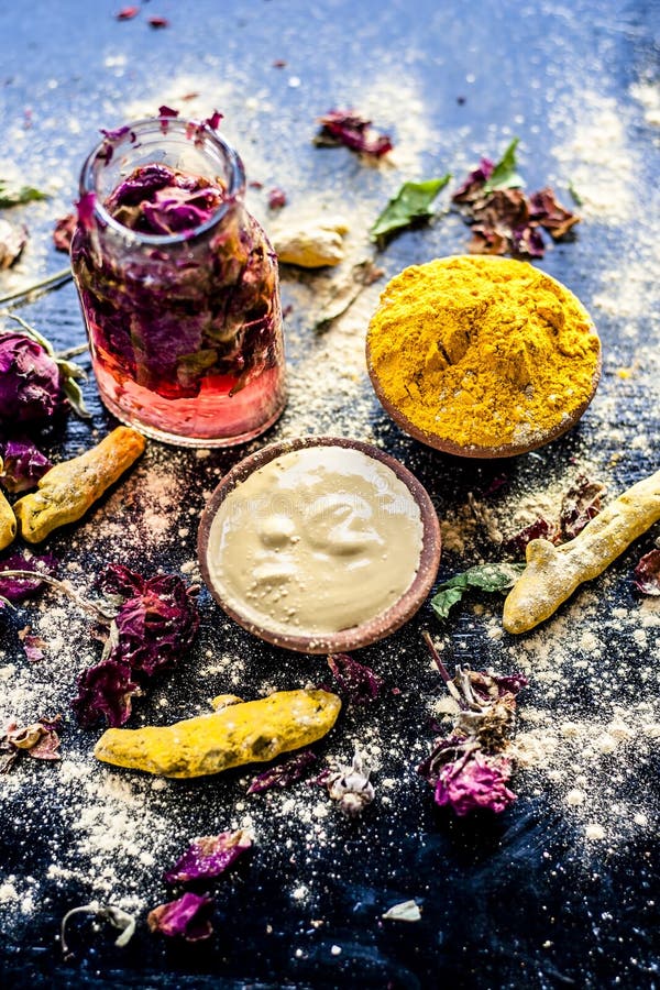 Haldi Ubtan Con Todos Los Ingredientes Necesarios Foto de archivo ...