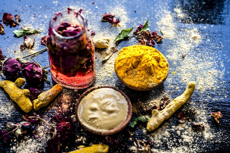 Haldi Ubtan Con Todos Los Ingredientes Necesarios Foto de archivo ...