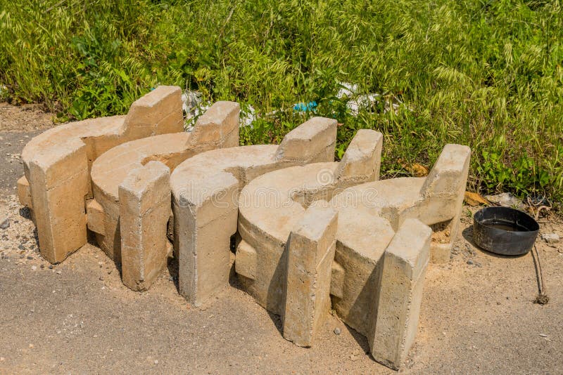 Circle concrete slab path stock image. Image of garden - 138912951