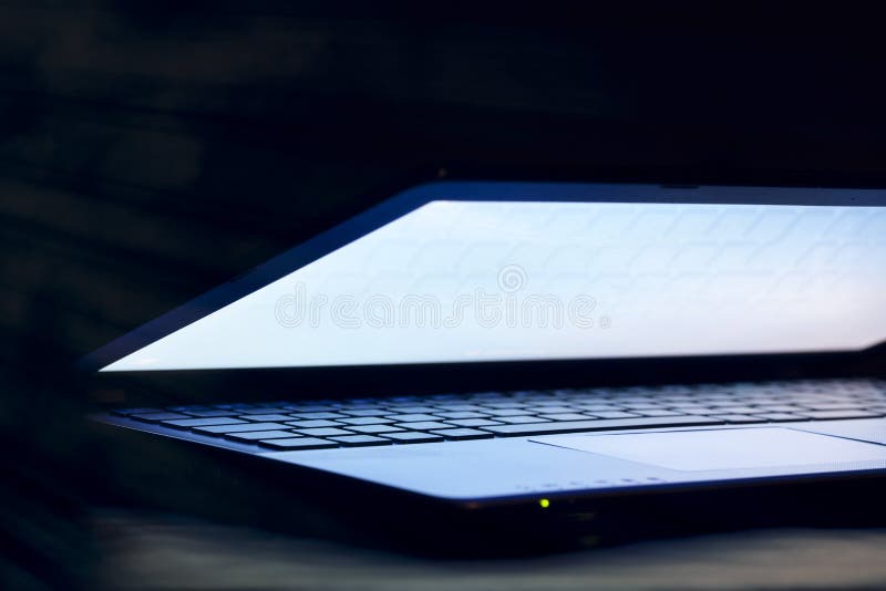 Half open Laptop stock foto. Image of half, apparatuur - 84994754