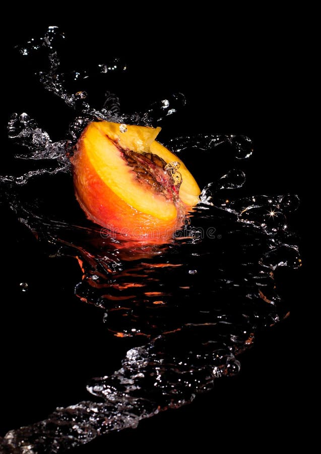 Half perzik en water stock foto. Image of leven, straal - 26791778