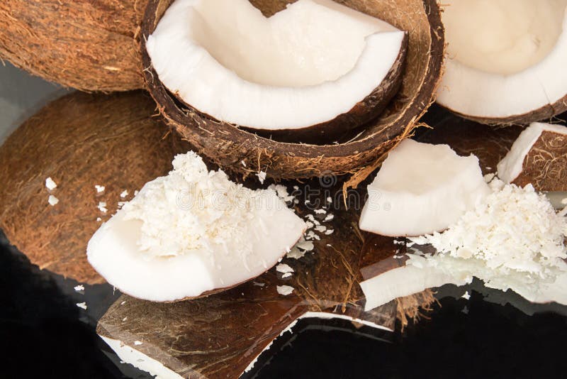 Halfs Del Coco, Pedazos De Coconat, Coco Forma Escamas En El CCB Negro ...
