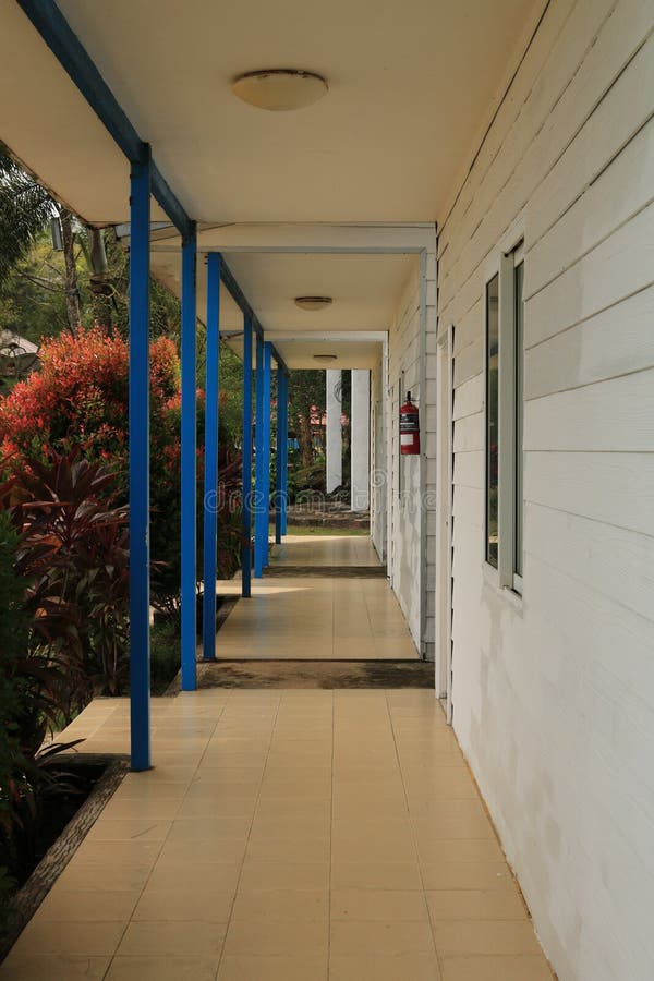 Hall Residencial Blanco Con Columnas Azules Imagen de archivo - Imagen ...