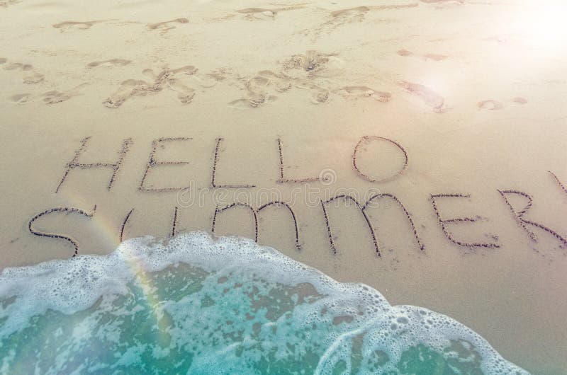 Hallo Sommer Geschrieben Auf Den Strand Stockbild - Bild von feiertag ...