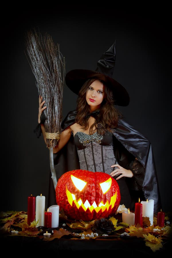 Hexe, Die Mit Ihrem Finger in Richtung Zur Kamera Zeigt Stockbild ...