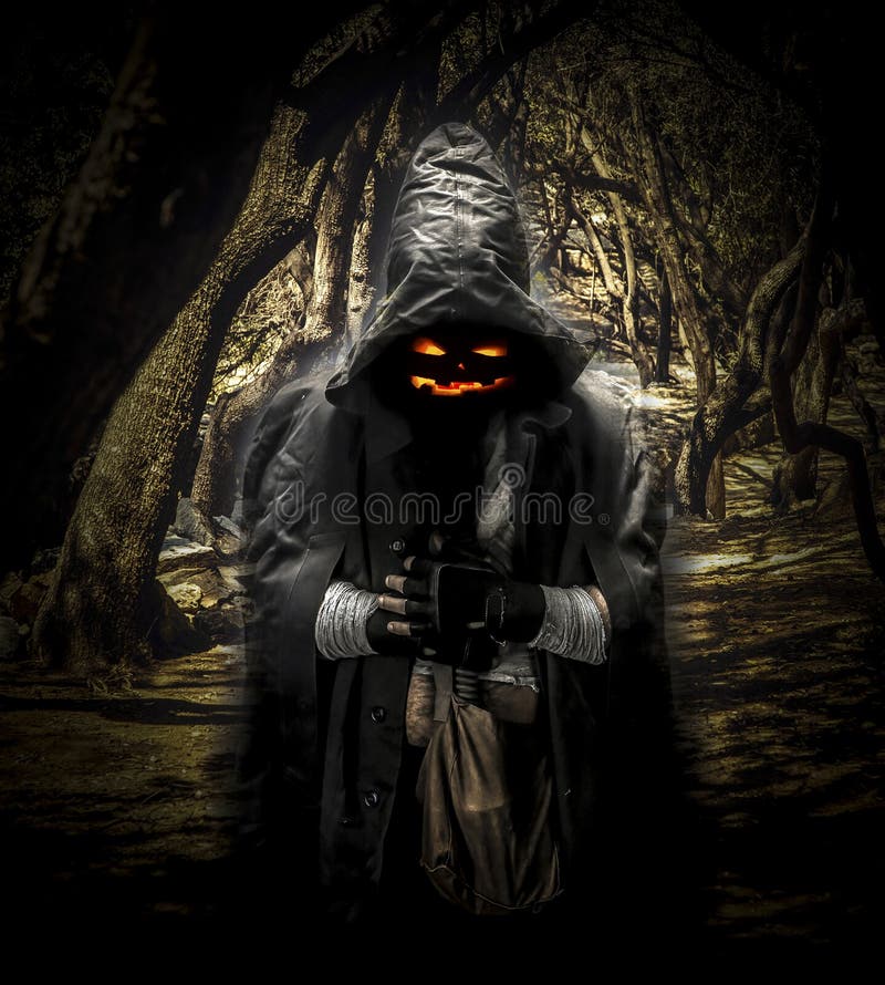 Halloween-spook in het bos stock foto. Image of verschrikking - 78474870