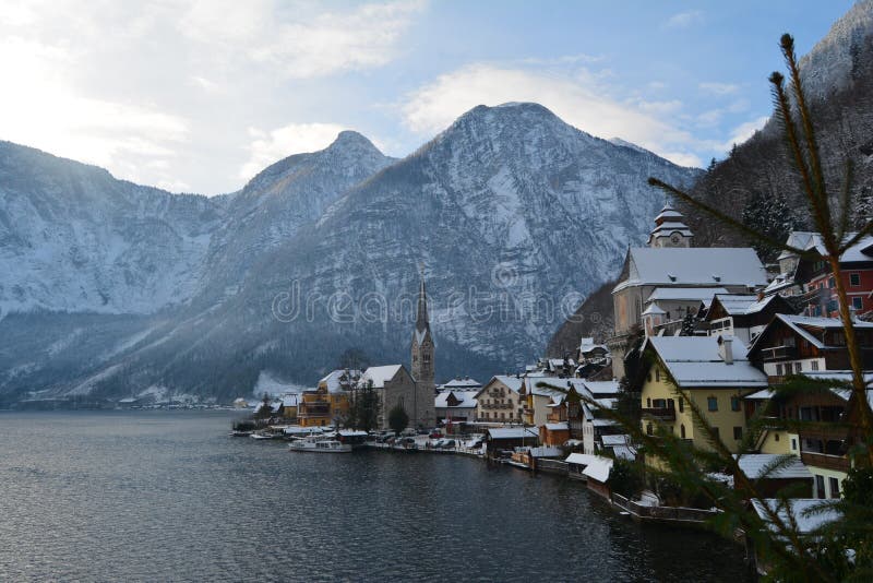 Hallstatt, Austria Opinión Del Invierno Del Top Imagen de archivo ...