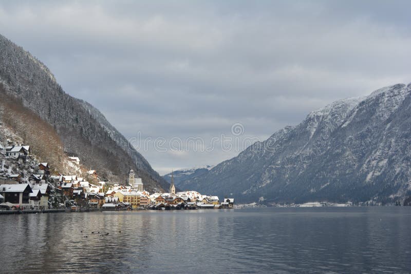 Hallstatt, Austria Opinión Del Invierno Del Top Imagen de archivo ...