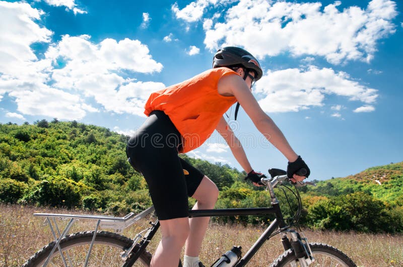 Żeńska Rowerzysta Pozycja Z Rowerem Górskim W Lesie Zdjęcie Stock ...