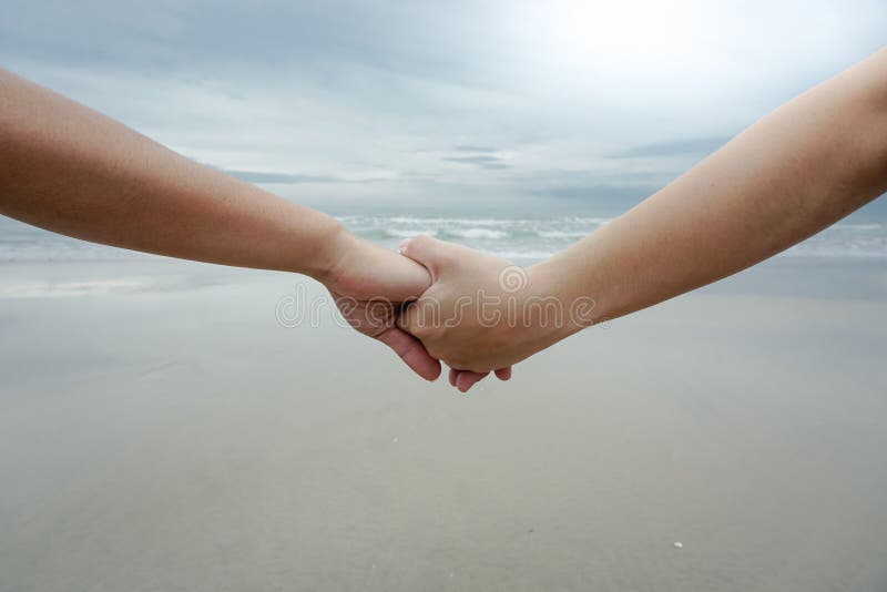 Halten Der Hand am Strand Im Liebes-Konzept Stockbild - Bild von ...