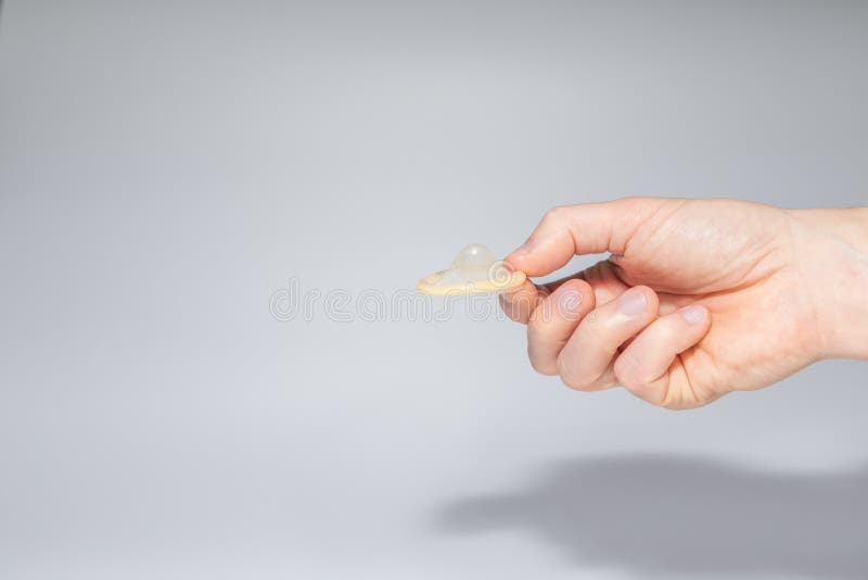 Nahaufnahme Eines Gerollten-oben Kondoms Stockbild - Bild von ...