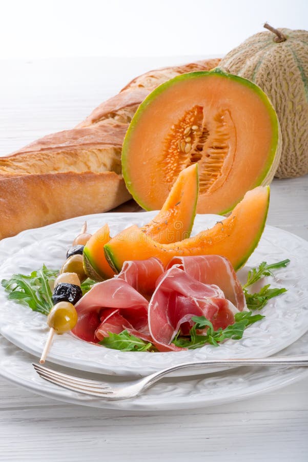 Ham met meloen en olijven stock afbeelding. Image of raad - 43390697