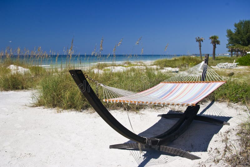Hamac de plage photo stock. Image du espace, ciel, herbe - 6525874