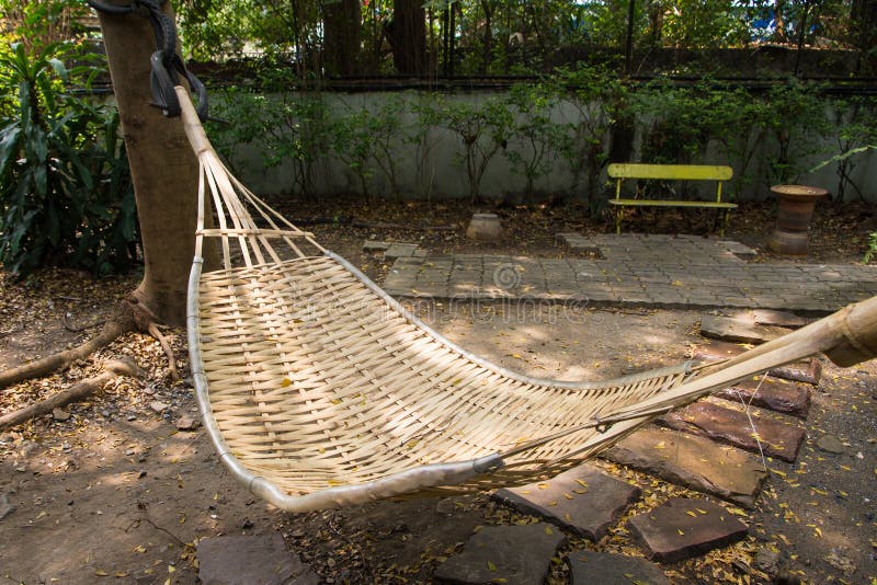 Hamac En Bambou De Rotin Accrochant Sur L'arbre Image stock - Image du ...