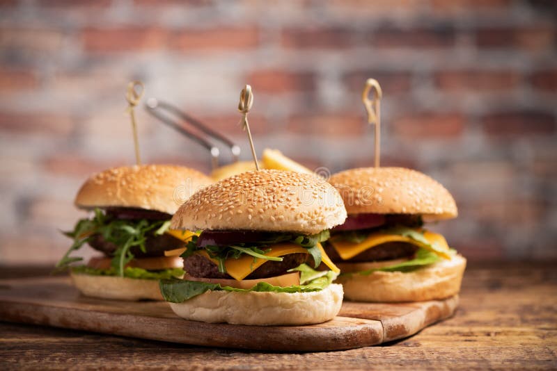Hamburger Com Alface Queijo Cheddar Cebolas Tomate Foto De Stock