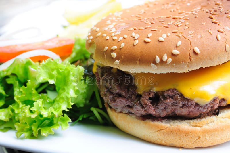 Cheeseburger photo stock. Image du laitue, manger, viande - 11208276