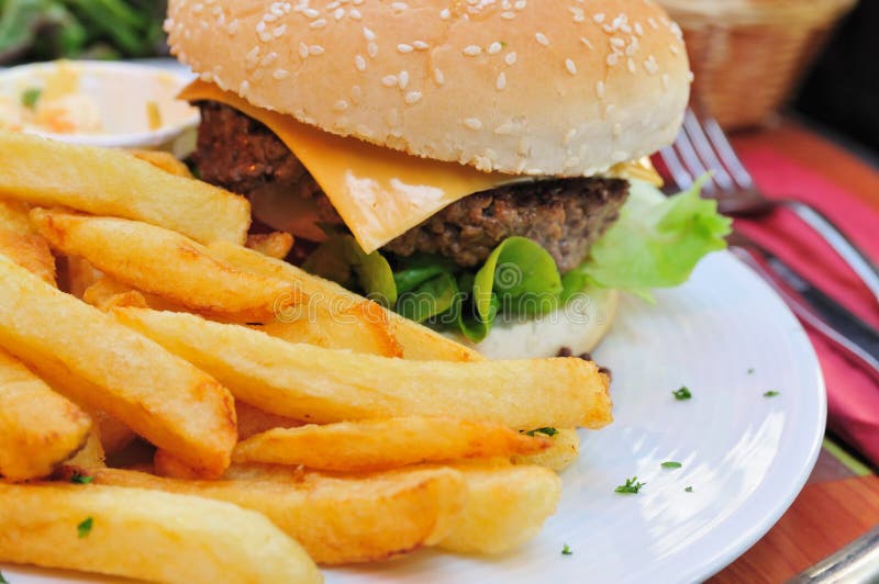 Cheeseburger photo stock. Image du laitue, manger, viande - 11208276