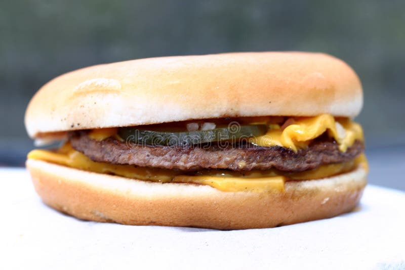Hamburger de fromage photo stock. Image of boeuf, ketchup - 133666