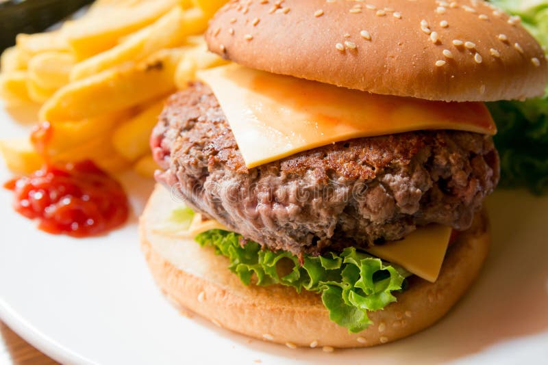 Cheeseburger photo stock. Image du laitue, manger, viande - 11208276