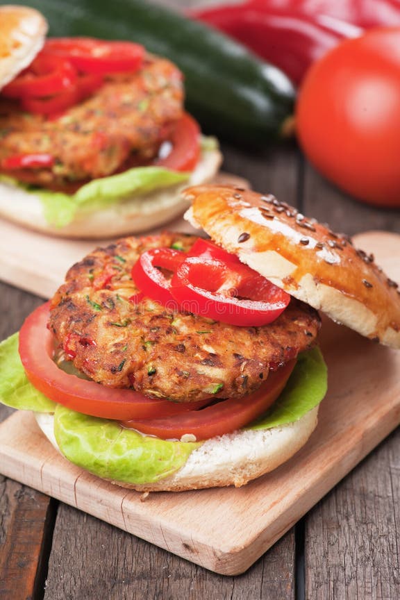 Hamburger del vegano fotografia stock. Immagine di verticale - 60438302