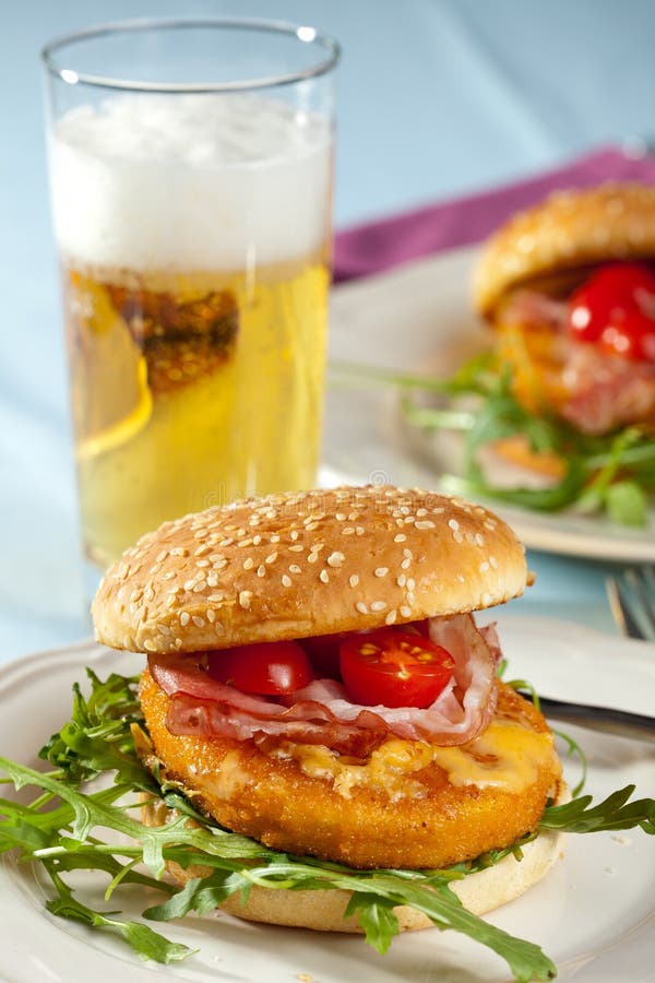 Hamburger e birra fotografia stock. Immagine di forcella - 18686820