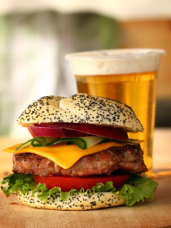 Hamburger e birra fotografia stock. Immagine di pane - 35204628