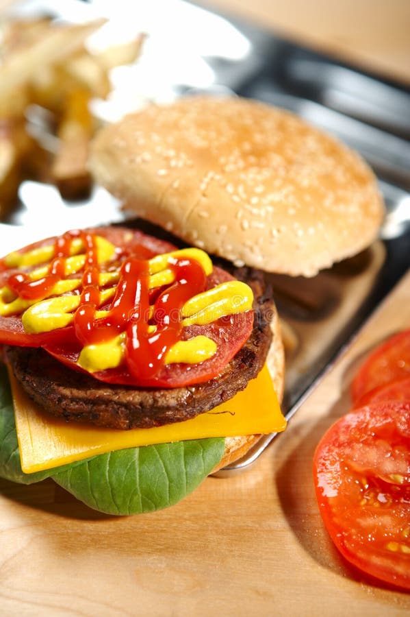 Hamburger - fast-food stock afbeelding. Afbeelding bestaande uit ...