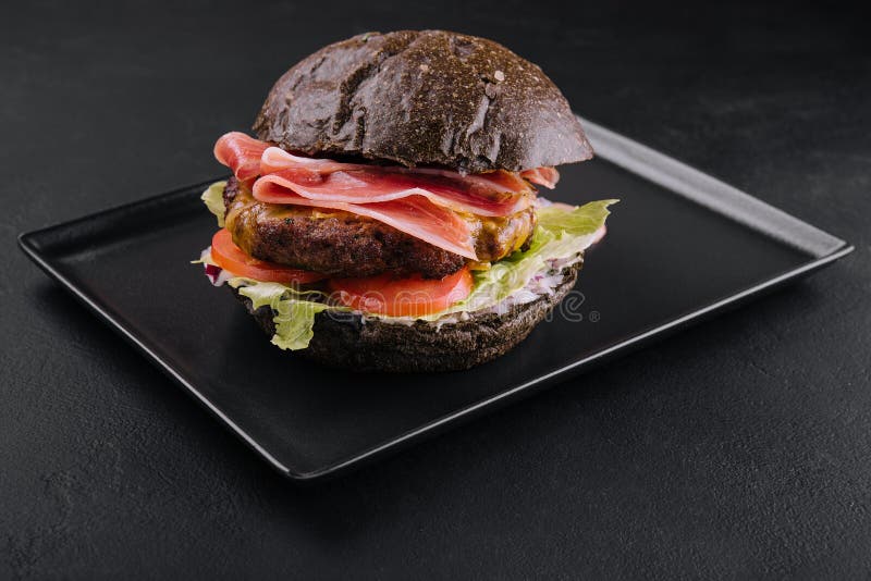 Hamburger Noir Moderne Avec Jambon Prosciutto Photo stock - Image du ...