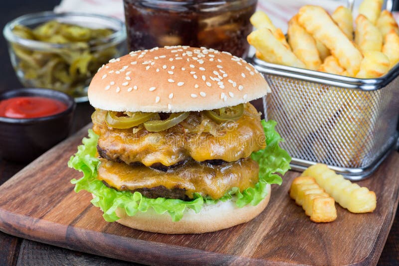 Hambúrguer De Queijo Duplo Com Alface De Cebola Caramelizada E Jalapeno