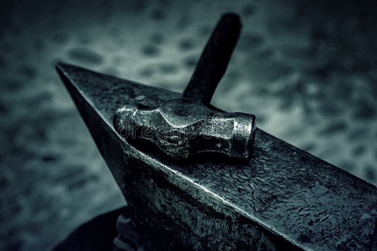 Hammer und Amboss stockfoto. Bild von feuer, hintergrund - 121096248