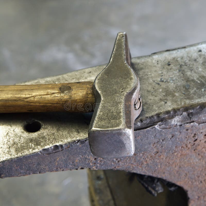 Ei, Hammer Und Amboss Getrennt Stockfoto - Bild von zerbrechlich ...
