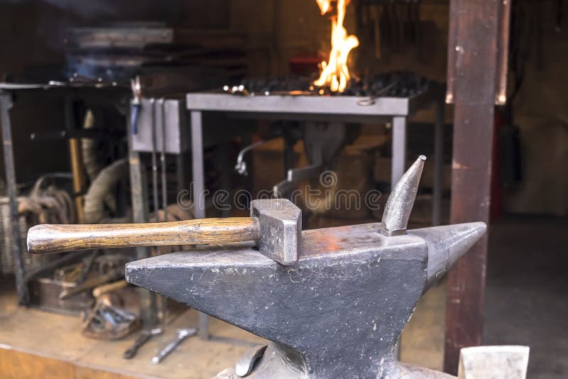 Hammer Und Amboss Benutzt Von Einem Schmied Stockfoto - Bild von mann ...