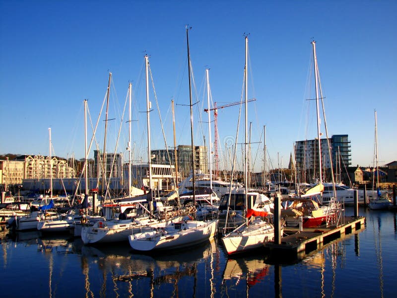 Hamn fotografering för bildbyråer. Bild av rött, segla - 9309875