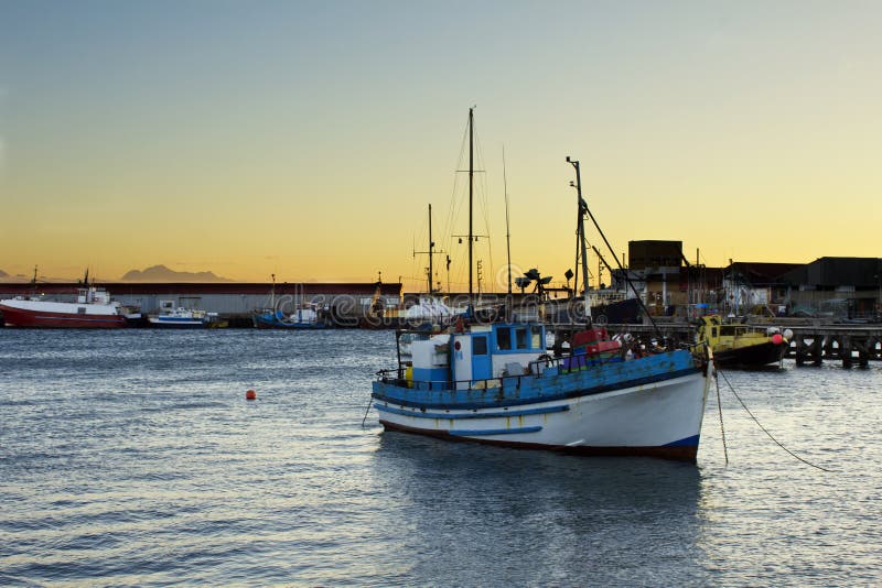 Hamn med skepp och boj 2 fotografering för bildbyråer. Bild av stigning ...