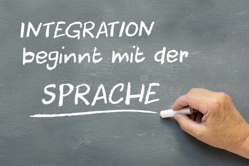 Hand an Einer Tafel Mit Den Deutschen Wörtern Integration Beginnt M ...