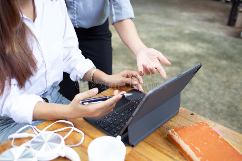 Hand Business Woman is Teaching Online Selling through an Application ...