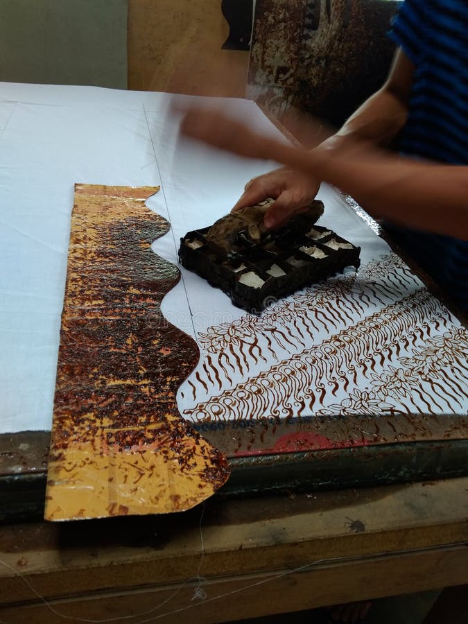 Hand of Craftman / Artist Make a Printed Batik Using Stamp Editorial ...